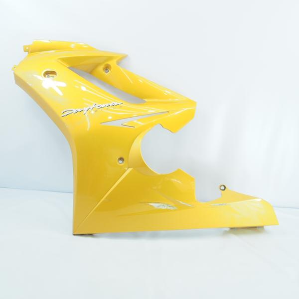 破損車の補修ベースにどうぞ(TRIUMPH デイトナ675 )の、純正アンダーカウル左   (刻印　2307520 )です。画像のように全体に目立つ傷、削れがあります。しかし割れや亀裂はありません。傷を気にしない方のとりあえず用に。また見栄...