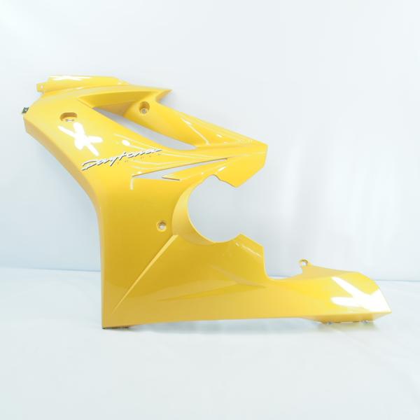 破損車の補修ベースにどうぞ(TRIUMPH デイトナ675 )の、純正アンダーカウル左   (刻印　2307520 )です。画像のように全体に目立つ傷、削れがあります。しかし割れや亀裂はありません。傷を気にしない方のとりあえず用に。また見栄...