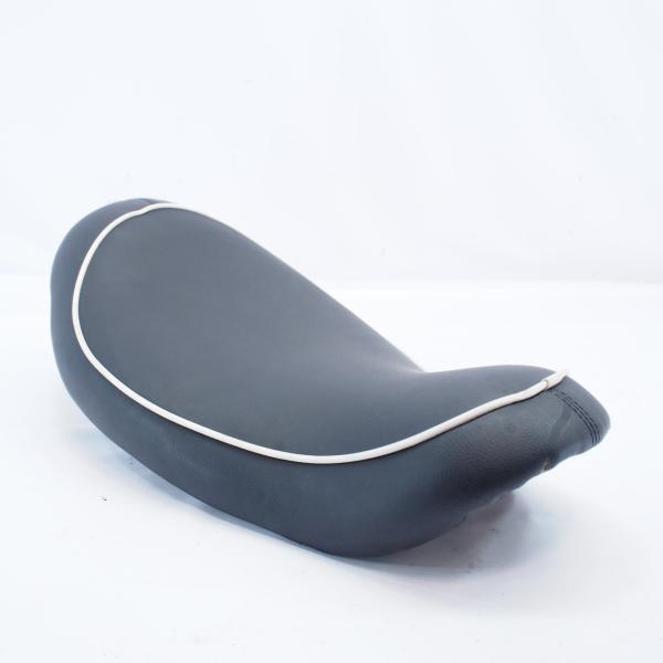 "ハーレー　ダイナ　96-03年用、コルビンシートです。張り替え品のようです。中々良い感じのパイピングです。擦れはありますが、破れは無し。組み付けOK。使用もOK。使えるシートです。お探しでした方どうぞ。全長x全幅550x290mm程度。"