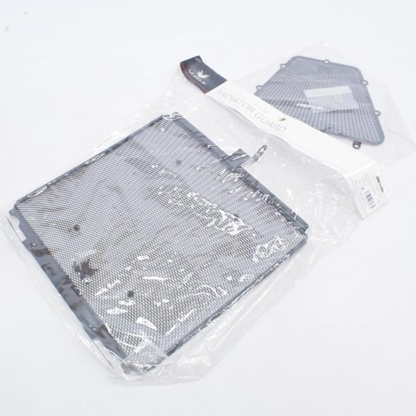 "カラー：スーパーブラック素材：ステンレス(SUS304／0.8mm厚)セット内容：アッパーラジエターガード、ロアーラジエターガードアッパーラジエターガードとロアーラジエターガードのセット。錆びにくく、弾力性があり割れにくいステンレス(SU...