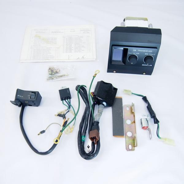 "GL1500 SC22 88-00年に使える純正CBラジオになります。新品未使用、長期保管品になります。動作は未チェックになります。しかし、一目で新品だとわかる状態で問題なく動作しそうな印象です。お探しだった方ご活用下さい。品番 0811...