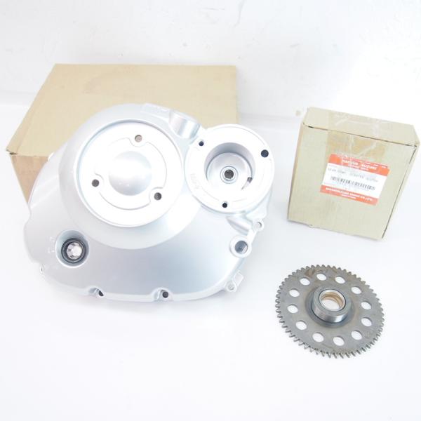 "EN125系のエンジンに使用できるクラッチカバーとスタータークラッチギアになります。年式やモデルにより変更などありますのでご自身のバイクに有っているかよくご確認下さい。新品未使用品になります。保管時の防錆用油付着有ります。保管状態も良く、...