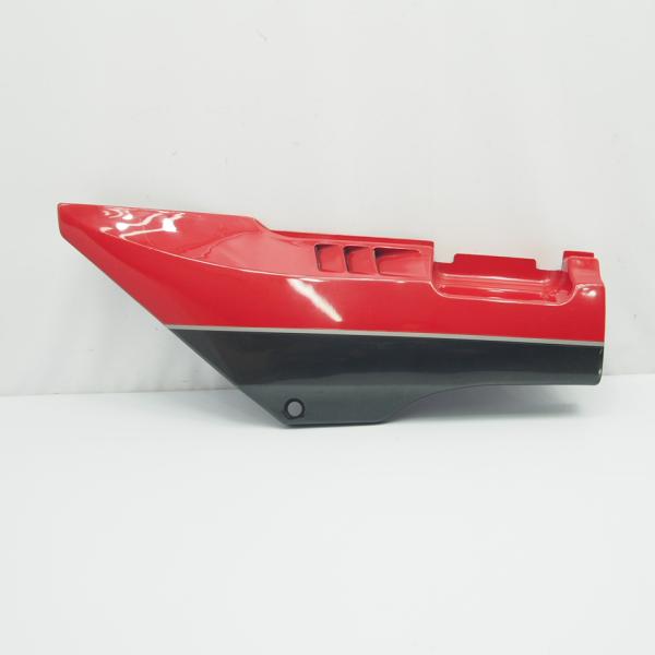 酷く破損してしまった方どうぞ　　(GPZ1000RX ZX1000A)の、純正サイドカバー左　(刻印　36001-1293)です。画像(9枚目)のように割れあり。全体に傷があります。しかし補修用にはこれからの部品です。この手のパーツをキレイ...