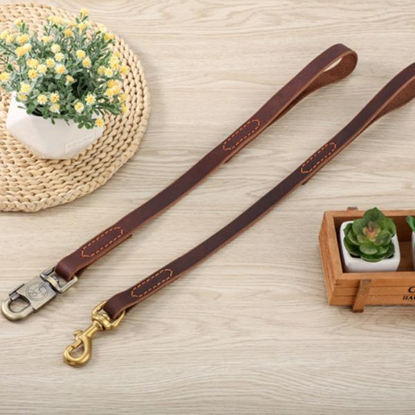 4.5mm〜5.0mm程度の厚さの本革（牛革）を使用したシックでおしゃれなショートリード。わんちゃんのサイズに合わせて、1.5cm幅と2.0cm幅の2種類をご用意。トレーニングや訓練はもちろん、長いリードでは不安があるショッピングモール等で...