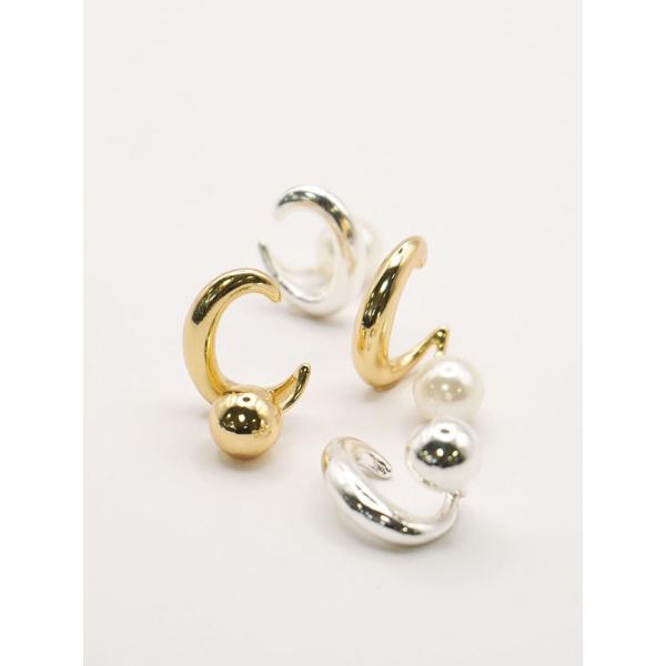 CHIGNONオリジナルデザイン耳にフィットするぷっくりしたデザインと丸玉モチーフの組み合わせが目を引くイヤカフは、片耳につけるだけでいつものコーデにアクセントを与えてくれます。シンプル＆上品なデザインはシーズン選ばずどんなコーディネートに...