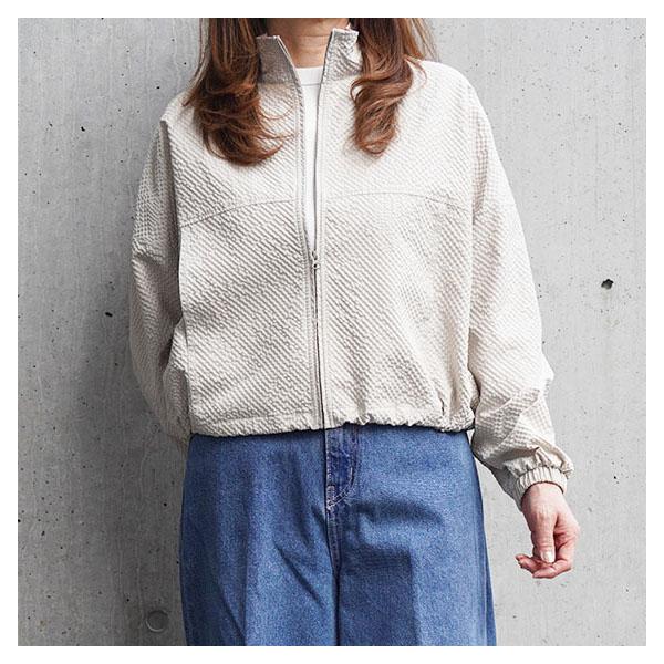 春に最適な薄さのショート丈ブルゾンです。ボトムスを選ばないシンプルデザインで、幅広いコーディネートで活躍するアイテムです。しわになりにくく軽量、洗濯機で洗えてお手入れ簡単なところもポイントです。【商品ポイント】・大人の女性に似合うシルエット...