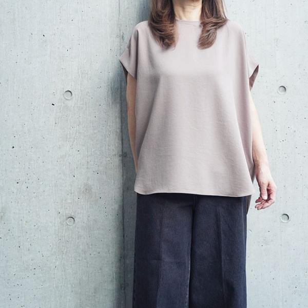 毎年大人気のジョーゼットカットソーが今年も登場！さらさらで涼しく、しわになりにくい。春夏シーズンに大活躍間違いなしのトップスです。程よく二の腕が隠れるフレンチスリーブとゆったりシルエットで体型カバーも叶えます。【商品ポイント】・さらさらしわ...