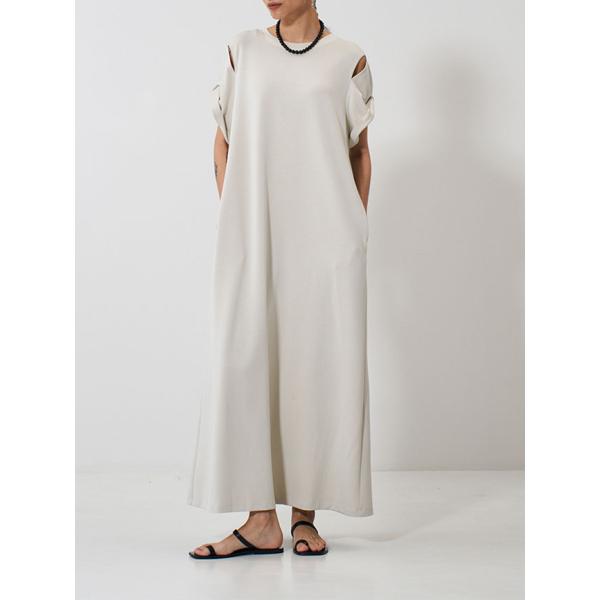 フィブリル加工のダブルジャージー生地で仕立てたTEEワンピースです。スエードのように微起毛した表情の生地は、上品なマット感と柔らかい光沢が特徴でしっとりとした落ち感があります。肩にはさりげなくアイレットあきを入れ、動いた時にチラッと肌がのぞ...