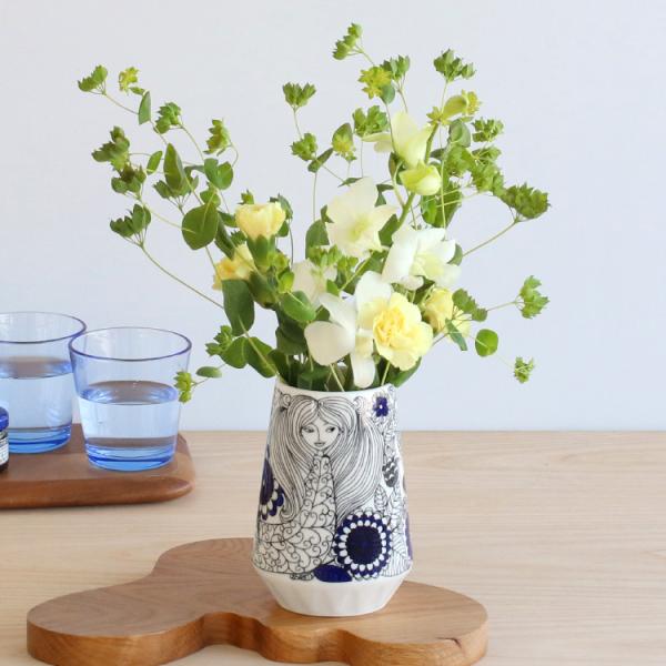 フィンランド独立100周年を記念して限定生産された特別なマグカップの中より、特に人気のあった「パストラーリ」柄から、フラワーベースが登場しました。時代が変わっても多くの人を惹きつけるデザインは、テーブルコーディネートにアクセントを与えてくれ...