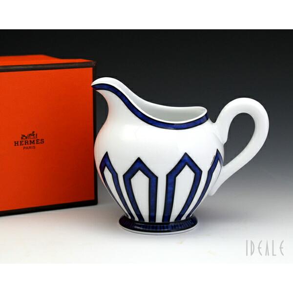 ヨーロッパとオリエントの間を絶え間なく行き来した「青と白」の歴史。現実のブルーと夢のブルー。その色は日常生活とはるかな異国とを結ぶ架け橋となって、心を彼方の地へと誘います。極めてモダン。レモンのブルー、太陽のブルー。時と旅の色、それが 《ブ...