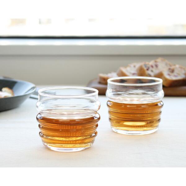 フィンランドを代表するブランド「マリメッコ」から、スカットマッカラッラのタンブラーが届きました。ハンドメイドによる柔らかなフォルムで魅せる北欧らしいおしゃれなグラスは、いつもの食卓をワンランクアップさせてくれます。商品番号：63942-10...