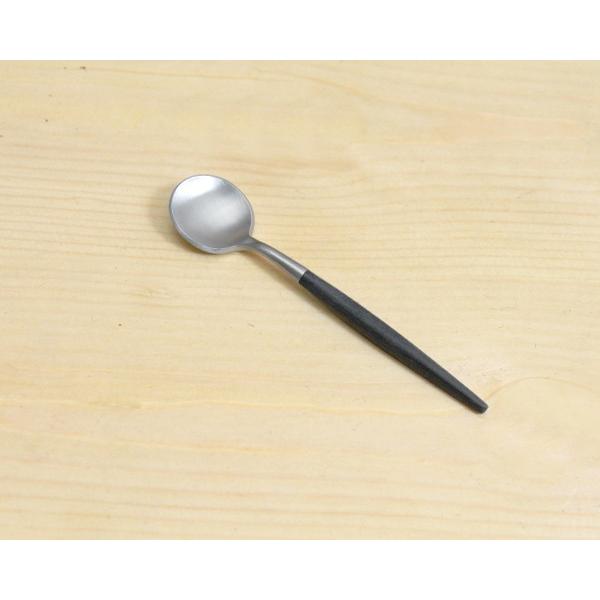 デザインのよさだけでなく、人間工学に基づいて設計されているため、想像以上に使いやすいカトラリーです。持ち手は樹脂なので、さらっとしたマットな質感が心地よく、木製のように軽く、やさしく手に馴染みます。アイスやプリンなどにも使うことができるサイ...