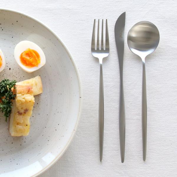 材質：ステンレス(つや消し/マット)サイズ：・スプーン/縦20.5cm・ナイフ/縦22cm・フォーク/縦21cmブランド：Cutipol（クチポール） / Portugal（ポルトガル）生産国：Portugal(ポルトガル)化粧箱：商品のみ...