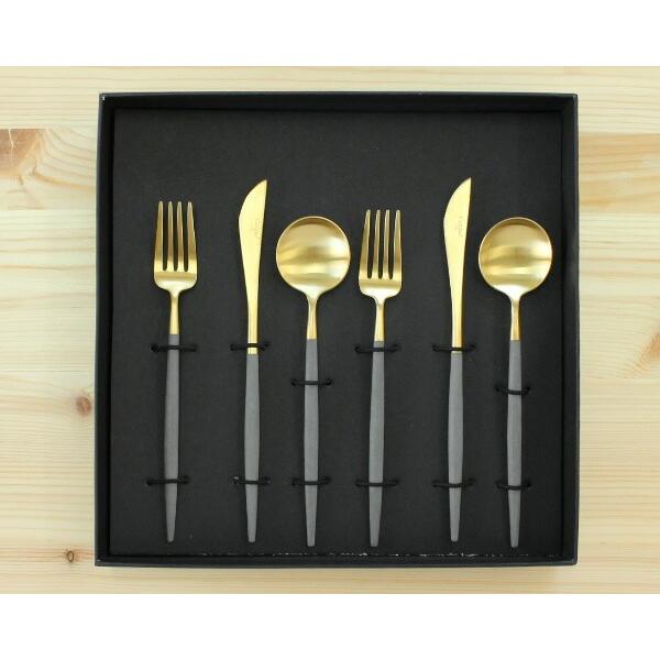 材質：ステンレス(つや消し/マット)、樹脂サイズ：・スプーン/縦18cm・ナイフ/縦20cm・フォーク/縦18.5cm・化粧箱/縦26cm、横26cm、高さ3.5cmブランド：Cutipol（クチポール） / Portugal（ポルトガル）...