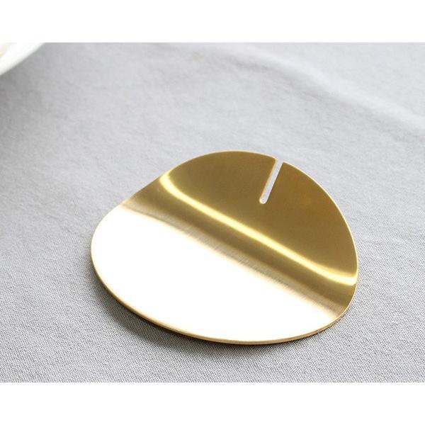 ステンレス製カトラリーレスト。ナイフを立たせて置くという斬新なアイデアが特徴で、シンプルならがらもカトラリーを引き立てます。ツヤ消し加工された柔らかい光沢と丸みのあるフォルムは、全体の印象を上品であたたかみあるものにしています。材質：ステン...