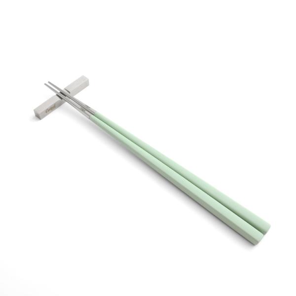 「KUBE（クーベ）」は、極力丸みをつけずに直線の美しさを最大限に生かしたシリーズです。持ち手が樹脂なので、さらっとしたマットな質感が心地よく、やさしく手に馴染みます。細部まで配慮されており、持ち手の端は角を取ってあるので、安心してお使いい...