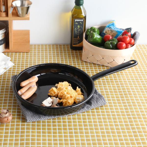 手作業による琺瑯製品を展開する「MUNDER-EMAIL(ミュンダーエマイル)」。表面にガラス質の釉薬を焼き付けている為、つるっとした光沢感があり、滑らかな質感が魅力。ノスタルジーを感じるデザインは調理時間をより楽しませてくれます。材質：エ...