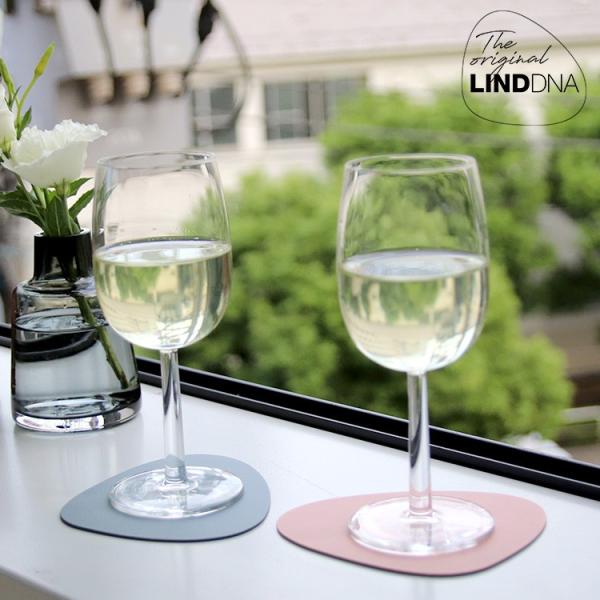 リサイクルレザーで作られたこのスタイリッシュなコースターは撥水性、耐久性があり、テーブルを保護し、湿った布で簡単にお手入れができるので、コースターに最適です。NUPOは、柔らかさを持つ高級なスエードのような仕上がりです。リバーシブルで使用す...