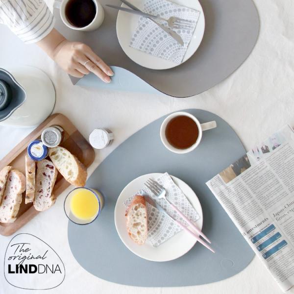 リバーシブルで異なるカラーを1枚のプレイスマットで楽しめます。。リサイクルレザーで作られたこのスタイリッシュなプレイスマットは撥水性、耐久性があり、テーブルを保護し、湿った布で簡単にお手入れができます。NUPOは、柔らかさを持つ高級なスエー...