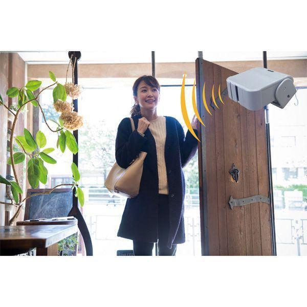 【商品説明】 ●センサーが感知すると、離れた場所でライトが点灯します。 受信ライトは64パターンの色や光り方でお知らせします。 ※ご注意！：チャイム音は鳴りません。  【特徴】 ●ワイヤレスなので配線不要！取り付け簡単！ ●送信機・受信機は...