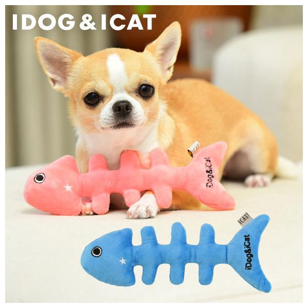 魚の骨をイメージしたデザインがかわいい犬用のおもちゃです。頭部分にはまん丸おめめと星、尻尾部分にはIDOG＆ICATのロゴ刺繍が入っています。小さなサイズで小型犬も遊びやすい、ぬいぐるみタイプのペット用オモチャです。長細い形が不規則に転がる...