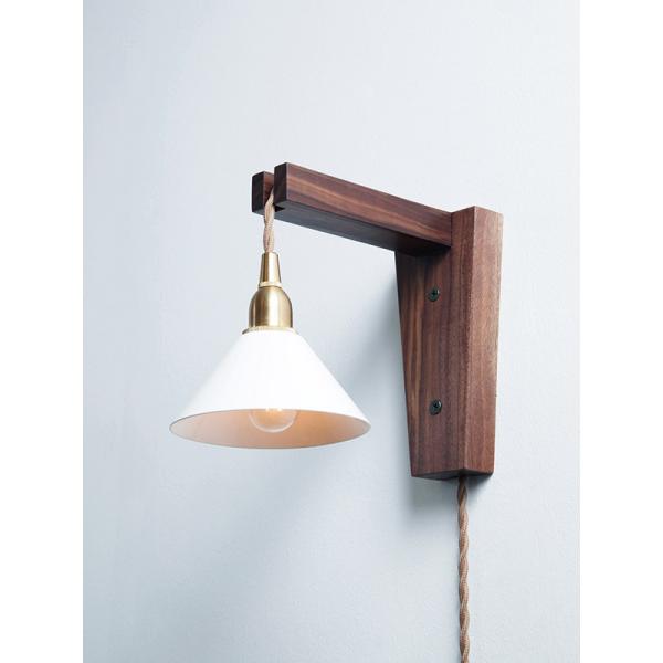 サイズ/W約78mm×D180mm×H180mm素材/ウォールナット※コード留め金具1個、ネジ付き※電球、ソケットコード、シェードは付属しておりません。別途ご購入ください。ウォールナットの木目が美しい壁付けブラケットライトです。がっしりと直...