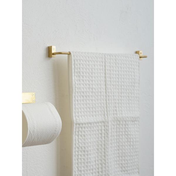 サイズ/約w430×d45×h34mm素材/真鍮※真鍮ネジ付きボリュームのある真鍮パーツが存在感たっぷり。洗面所やお手洗い、キッチンなどの壁面に設置して、タオルやツール類を掛けられるタオルバーです。バーの両側を壁に取り付けるデザインなので、...