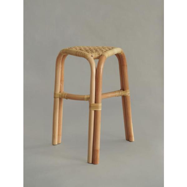 サイズ/約w360×d320×h450mm重さ/約920g素材/籐白木のようにスッキリとした印象のラタン。どこでも腰掛けたくなる一人掛けスツールです。北欧家具のようにミニマルな質感の理由は、ラタンの外皮をはがし磨きを掛けた加工にあります。通...
