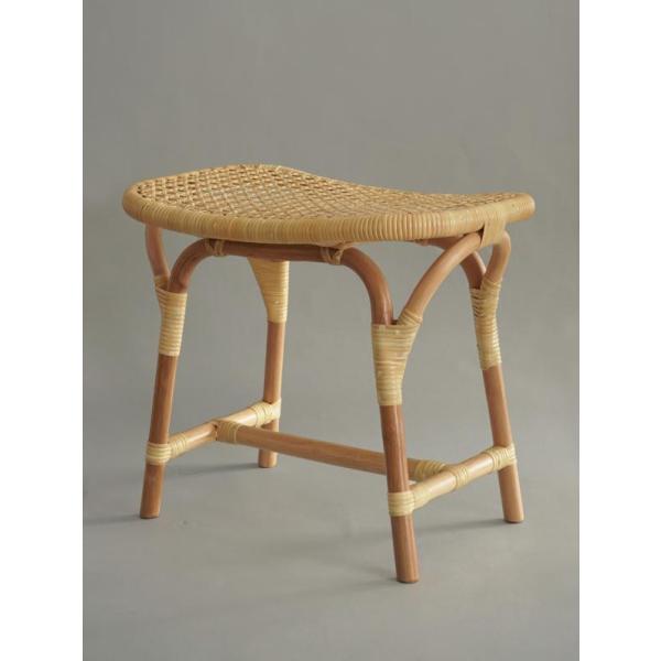 サイズ/約w480×d300×h420mm重さ/約1,710g素材/籐白木のようにスッキリとした印象のラタン。どこでも腰掛けたくなる一人掛けスツールです。北欧家具のようにミニマルな質感の理由は、ラタンの外皮をはがし磨きを掛けた加工にあります...