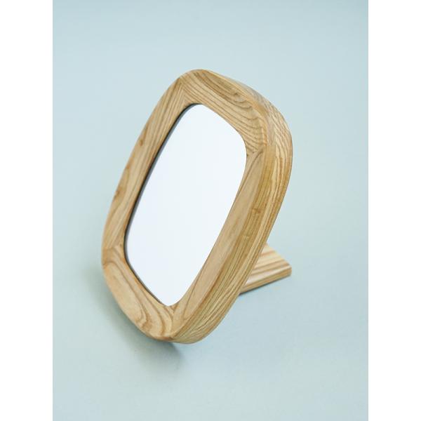 サイズ/125度の場合:w160×d135×h170mm105度の場合:w160×d125×h188mm素材/ミラー、アッシュ材重量/約490g毎日使う鏡は、気の置けない相棒みたいな存在。フィンランド後で「やあ!」「こんにちは!」を表す言葉...