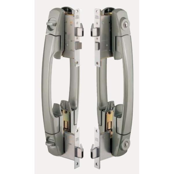 メーカー取り寄せ品となります。メーカー在庫がある場合は１週間程度で出荷できる場合がありますが、通常はメーカーにて受注後組み上げる為、納期が２〜３週間かかります。（ 写真はV18シリンダー、GOE型ハンドル、シルバー仕上、R型勝手）防犯性と操...