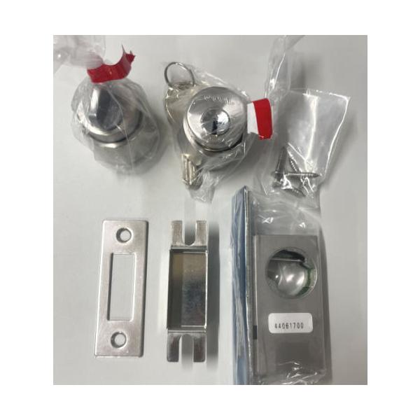 メーカー取り寄せ品となります。メーカー在庫がある場合は１週間程度で出荷できる場合がありますが、通常はメーカーにて受注後組み上げる為、納期が２〜３週間かかります。極めてコンパクトな本締錠。狭い縦框に最適です。