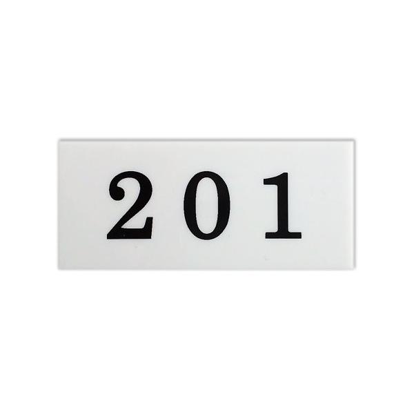 アクリルプレートホワイト両面テープ付きです。ルームナンバープレート