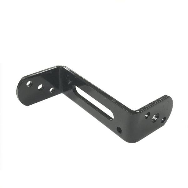 M5のタップ穴が1つ、7x40ミリの長穴が1つ、6Φの穴が1つ、4Φの穴が6つ開いた、Z型の金具です。クロームメッキ、黒塗装、ユニクロメッキの3色ございます。取付用ネジ別売1個単位での販売です。材質：鉄／仕上：黒塗装JANコード：49645...