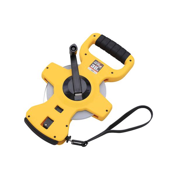 【用途】一般測定・土木・建築・海岸・河川・泥地用鋼製巻尺【特徴】サビ・折れ・磨耗に強いナイロンコートテープ採用ですテープを3倍の速さで巻き取れます 傷みやすい先端を二重被覆で保護スイングダンパーでテープ巻取り終わりの衝撃を緩和【仕様】製品重...