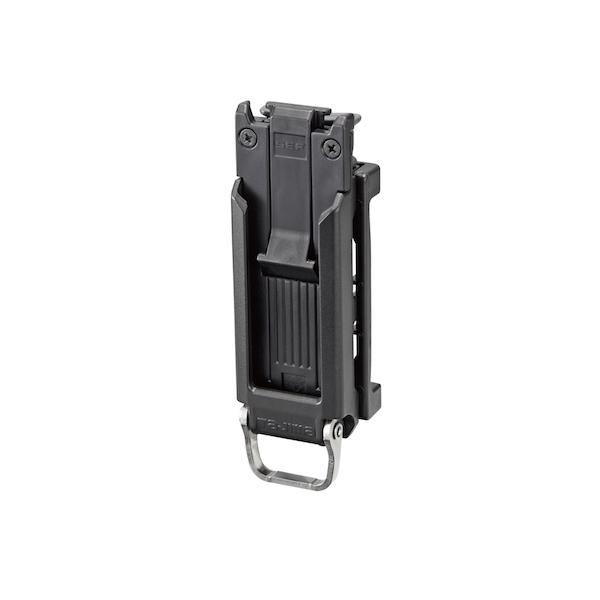 【用途】セフ着脱式ホルダー【特徴】セフ幅約4割スリム！取付場所に悩まないスリムタイプ ベルトに後から装着できるプラグ取付式新たに「トップボタン」を採用！腰周りの左右にとらわれない軽さ重視の樹脂タイプ 横滑り防止用スライドストッパー付属可動式...