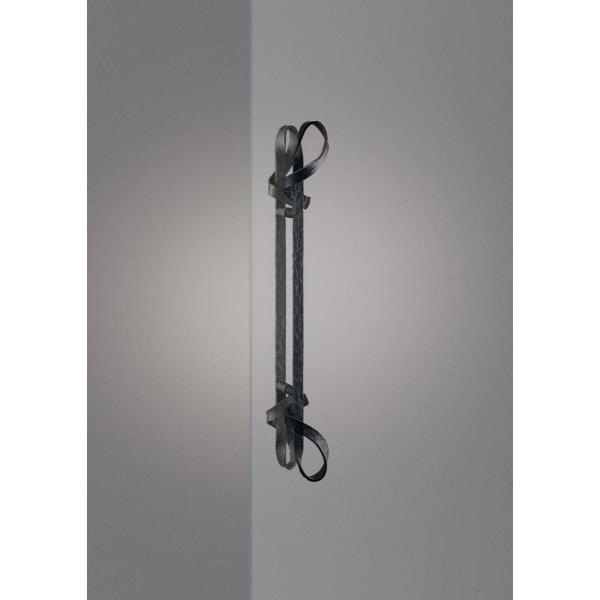 建築空間に映えるブラックペイント＆ロートアイアン質感、L800サイズのドアハンドルで“格の違い”を実現。分類建築用金物 ＞ ドアハンドル ＞ 押し棒仕様ロートアイアン レジストブラックサイズL800ピッチ400施工取付ビス　M6取付穴　φ1...