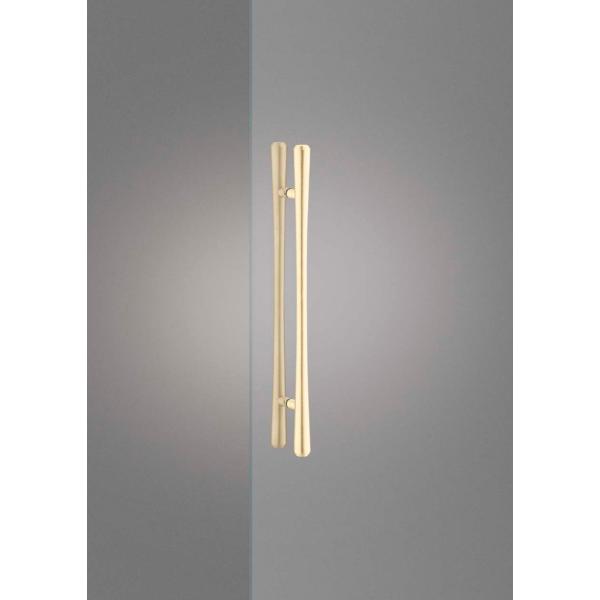 取付ピッチ500mm・全長700mm。繊細な線加工を施した「スレッドラインペイルゴールド」が、上品な輝きと滑りにくい触感を実現。サイズ適合と高級感を両立し、玄関の印象を劇的に変える一本分類建築用金物 ＞ ドアハンドル ＞ 押し棒仕様アルミ ...