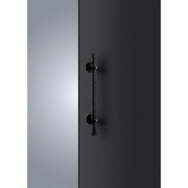 分類建築用金物 ＞ ドアハンドル ＞ 押し棒仕様ロートアイアン レジストブラックサイズL600ピッチ380施工取付ビス　M6取付穴　外部側φ12mm 内部側φ8mm本製品はハンドメイドのため、模様や形状に少々差が発生しますがご了承ください。...