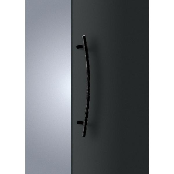 分類建築用金物 ＞ ドアハンドル ＞ 押し棒仕様ロートアイアン レジストブラックサイズL800ピッチ600施工取付ビス　M8取付穴　外部側φ14mm 内部側φ10mm本製品はハンドメイドのため、模様や形状に少々差が発生しますがご了承ください...