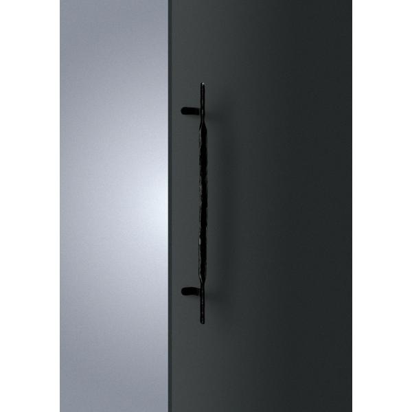 分類建築用金物 ＞ ドアハンドル ＞ 押し棒仕様ロートアイアン レジストブラックサイズL800ピッチ600施工取付ビス　M8取付穴　外部側φ14mm 内部側φ10mm本製品はハンドメイドのため、模様や形状に少々差が発生しますがご了承ください...