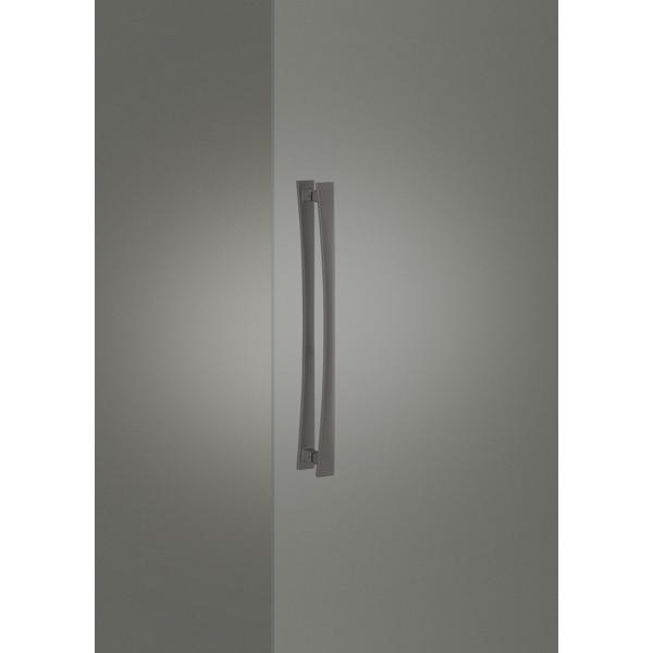 取付ピッチ540mm・全長600mm。石目調の「ストーンブラスト加工」が指紋を目立たせず、スレイトグレーの重厚感が玄関を格上げ。サイズ適合とデザイン性を両立した、長く愛せる一本分類建築用金物 ＞ ドアハンドル ＞ 押し棒仕様アルミ ストーン...