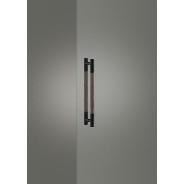 分類建築用金物 ＞ ドアハンドル ＞ 押し棒仕様陶器 玄釉＋アルミ ユニフロストブラックサイズL500ピッチ425施工取付ビス　M6取付穴　φ12mm / フラッシュドア取付時 φ8mm重量機能アートセーフ対応備考ガラスドア以外のドアに取付...