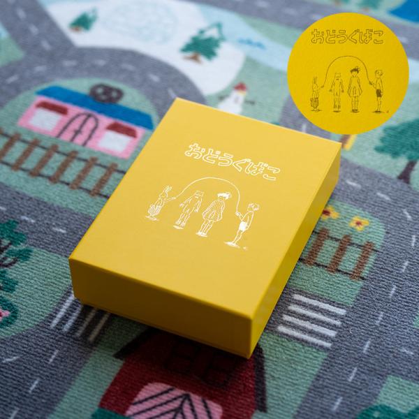 「きいろ」当店限定カラーとして再登場!!一度は生産終了となった人気カラーが、数量限定で復活いたしました。※別注品のため、仕様が異なります。【きいろ】角部分の仕様変更→ハトメ鋲なし、貼り箱仕様に変更紙の素材変更→旧タイプに近い素材を使用芯材の...