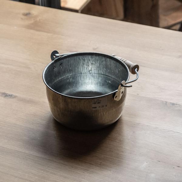 バケツには珍しい丸いフォルムが特徴的な豆バケツ。常温保存の果物や野菜を入れたり、ワインクーラー代わりに。バケツ=お掃除のルールにこだわらず、自由に使い込んでいただきたいアイテムです。持ち手部分は木製なのでとても持ち運びやすく、水や土を入れて...