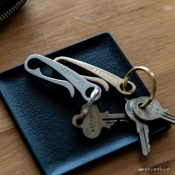 Uフッククリップはベルトループやポケットの縁に、ワンタッチで確実に固定できるキーホルダーです。外すときもワンタッチなので、使い慣れると手放せなくなる便利さです。  無駄のないシンプルな形状に、シルバー(アルミ)・ゴールド(ブラス)それぞれに...