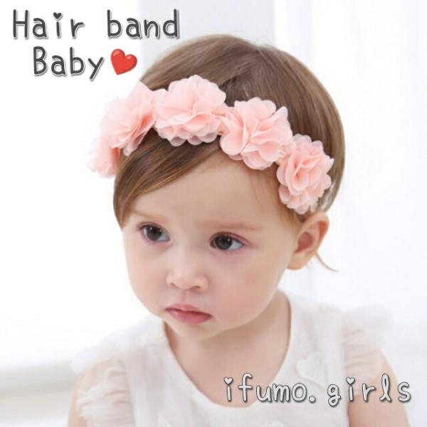 ＊＊ベビー用のヘアバンドです＊＊ レース素材のお花が５つ並んでいてとっても華やか♪まるで花冠のようなヘアーバンドです！付けるだけでかわいいお姫様に変身?? ニューボーンフォトや、月齢フォトの撮影、ドレスアップ時の髪飾りをお探しの方に(*^^...
