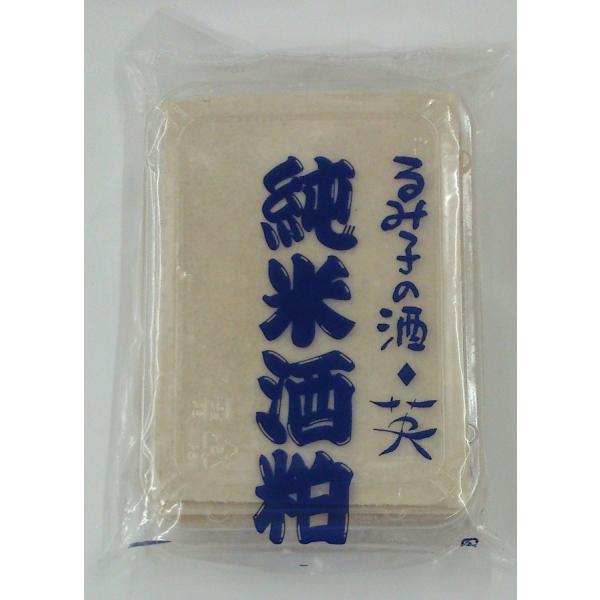 伊賀産の山田錦を使用したお酒の搾り粕です。酒粕は蛋白質や脂質の他にペプチド、アミノ酸、ビタミン、酵母などの成分を含み、栄養素に富んだ食品です。【原材料】 　　伊賀米山田錦（国産）【保存方法】 　直射日光を避けて風通しの良い涼しい場所にて保管...