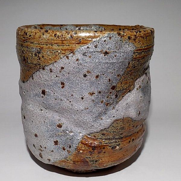 A-185　伊賀窯変湯呑　作・新 歓嗣　口径8.6×8.5cm、高さ9cm　(しおり)在庫1伊賀の赤土をベースに、釉薬を大胆に流し、伊賀本来の落ち着きに現代のモダンさも加わり、また、少し大ぶりながら、箆目を入れて持ちやすく、作家のやさしい心...