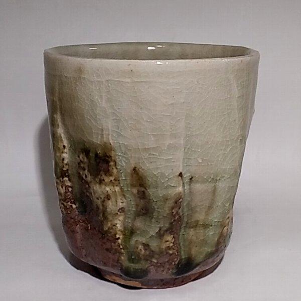 A-187　伊賀湯呑　作・新 歓嗣　口径7.7×7.7cm、高さ8.4cm　(しおり)在庫1縦に箆目を入れて持ちやすく、内外ともに伊賀の赤土にディープグリーンのビードロ釉をとろりと流し、伊賀焼独特の落ち着いた色彩となり、作家の手作り感、やさ...